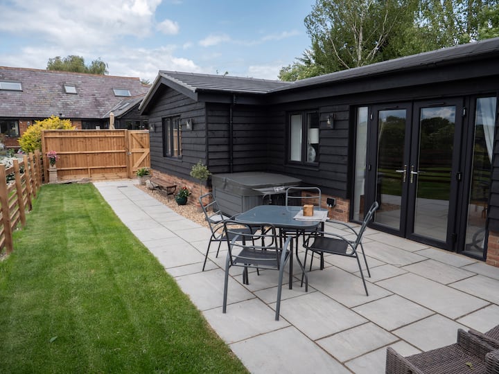 Lilly Cottage – Jacuzzi, Views & Dog-friendly Stay - Hertfordshire