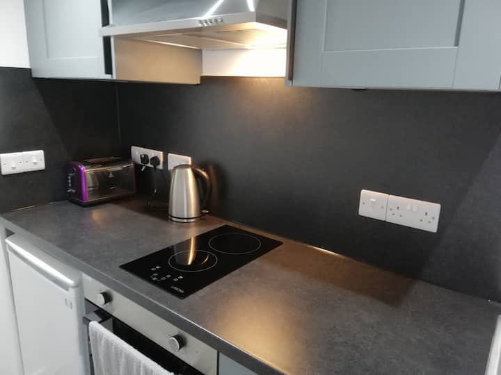 Kirkcaldy High Street Modern Studio - Kirkcaldy