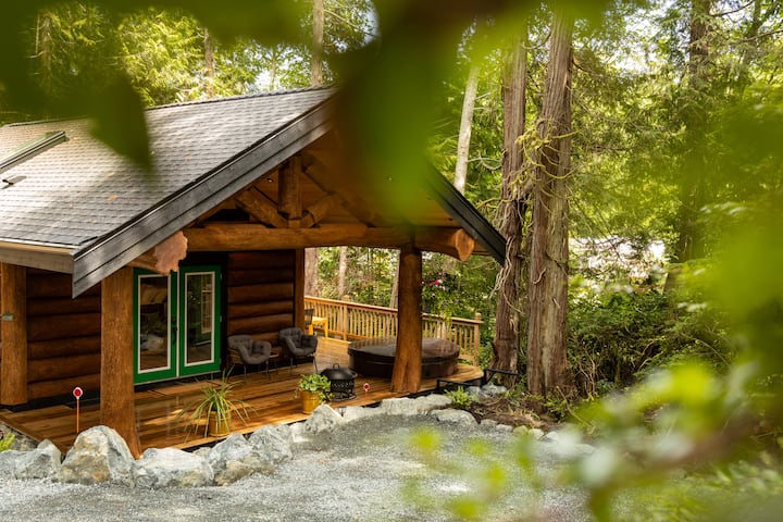 Stunning Log Cabin, Central Ukee W/hot Tub - Vancouver Island