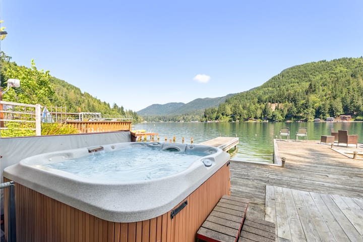 Holiday Lakehouse Dream, Private Dock, Hot Tub - Lake Crescent, WA