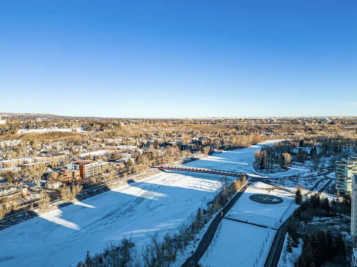 Near Stephen Ave |Day-light Abode W/full Kitchen - Wilder Institute/Calgary Zoo