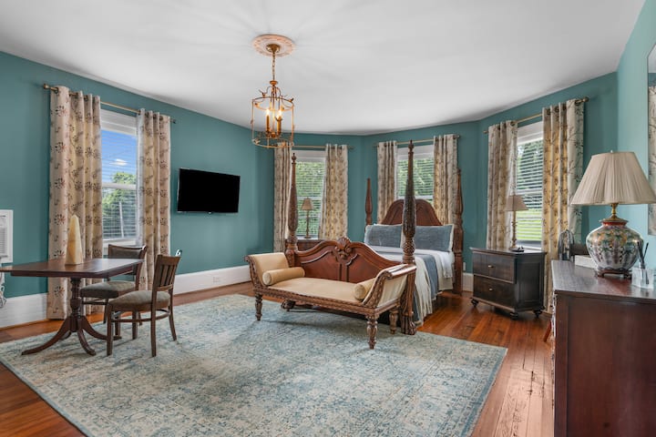 Byrd's Nest (Black Bear Manor) - Sperryville, VA