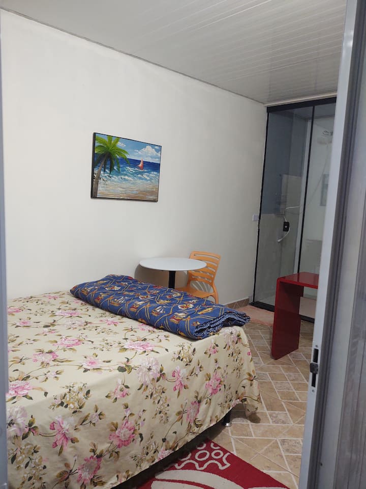 Quarto Privativo, Confortável- Ideal Para Trabalho - 亞美利加納