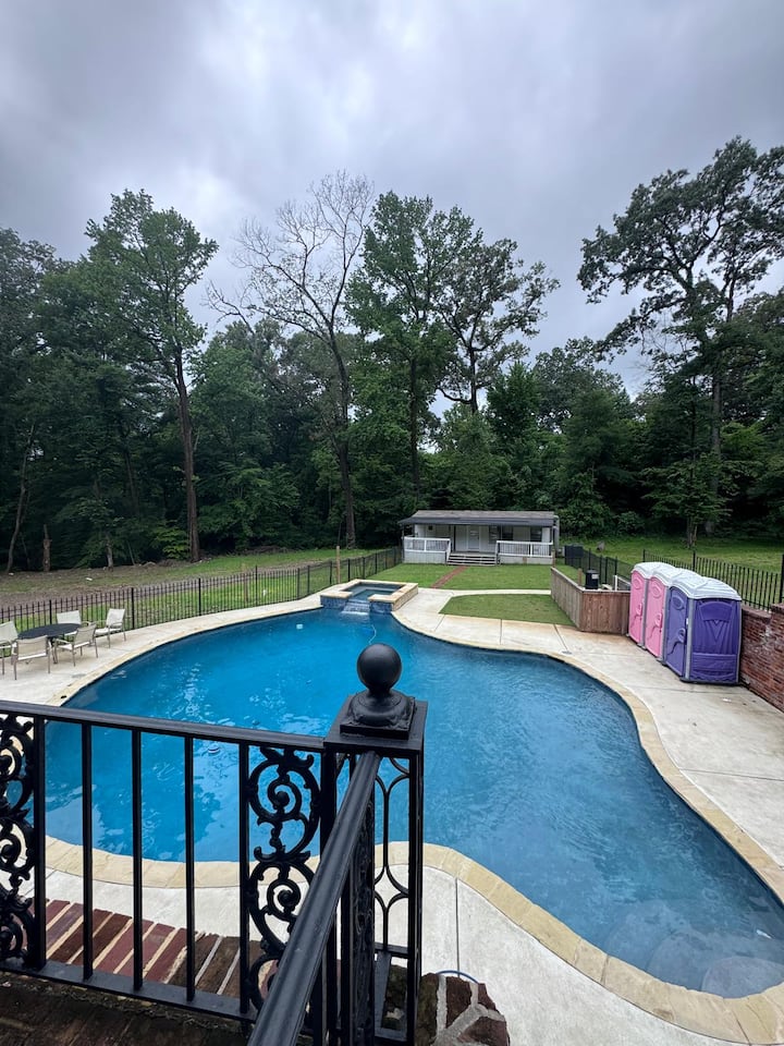 Expansive 10-br Estate W/ Pool & Hot Tub - Memphis, TN
