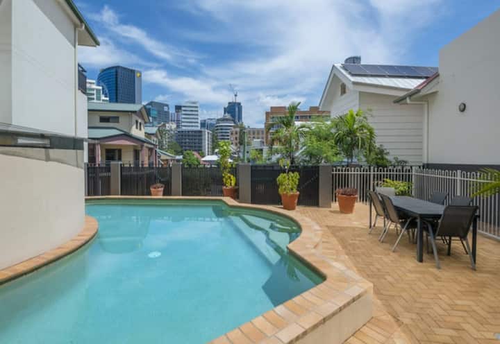 2 Bed Apartment With City Views - Spring Hill