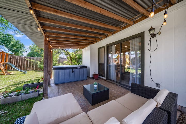 Enjoy Hottub & Games W Fenced Backyard - 聖安東尼奧