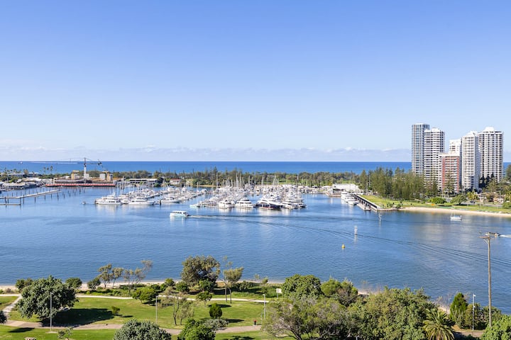 Relax With Waterfront Views: Heated Pool & Parking - Gold Coast