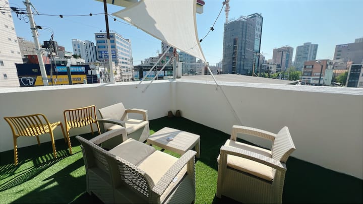 지하철10초/방3,욕실2/7베드/15인/강남15분/루프탑/단체 - South Korea