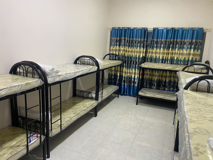 Male H0stel, 8 To 12 Person In One Sharing Room - Dubai