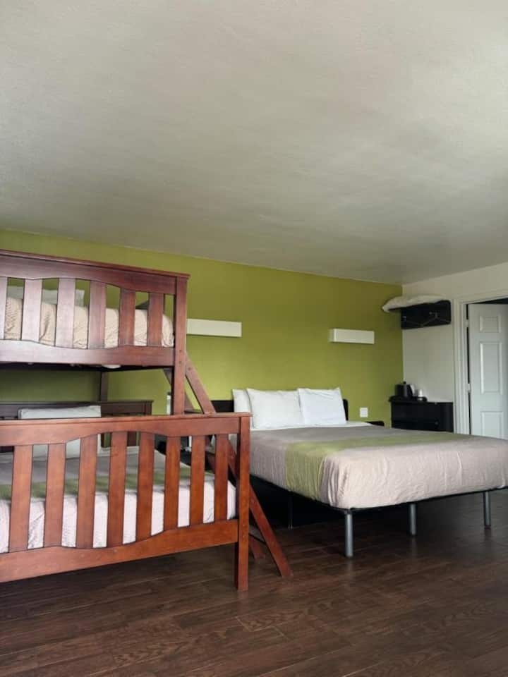 King Room With Bunk • Near The Beach - 蒙特雷