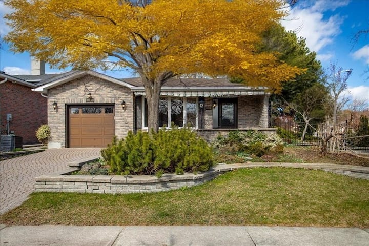 3k Sqft+oasis+bar+game Room+ping-pong+bbq+market - Milton