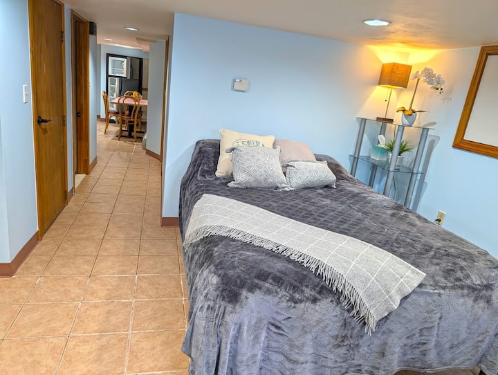 Basement W/prv Kitchen+bath, 9-min Walk>greenline - Boston, MA