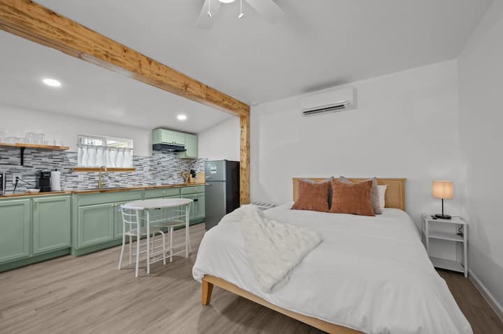 Heights Hideaway | Private Yard | Fast Wifi - Northside - Houston