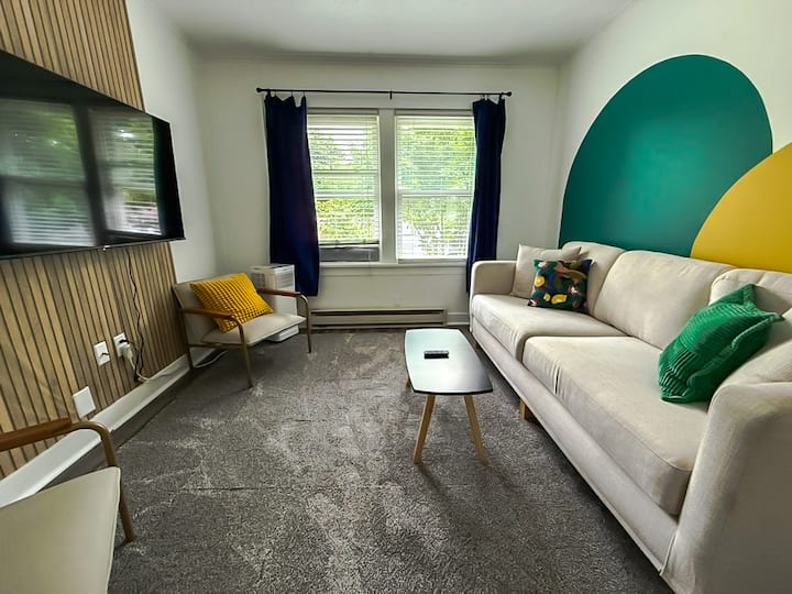 Walk To River + Park | Cozy 2br Upstairs Unit - Toledo, OH