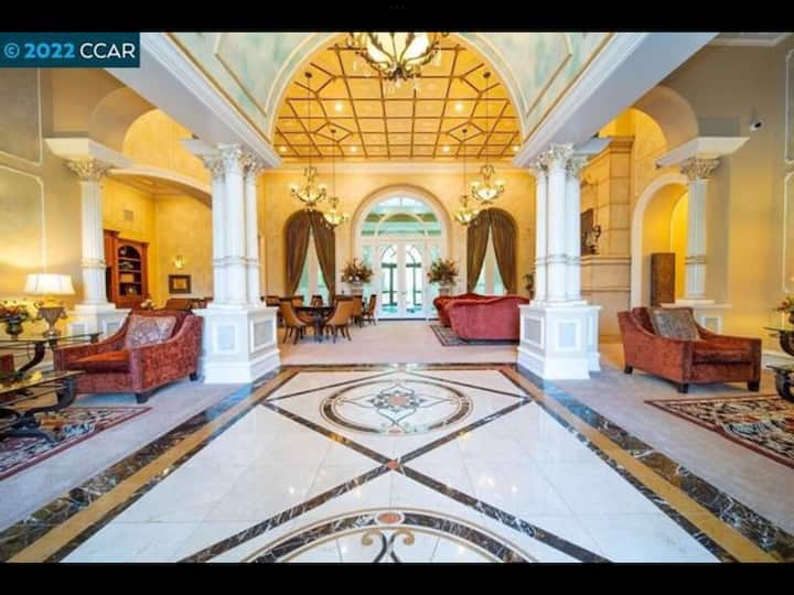 Large Luxury 2bd Condo W/full Kitchen, Gym + Pool! - American Canyon, CA