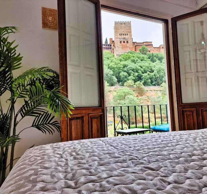 The Nasrid Palace From Your Bed ! - Granada