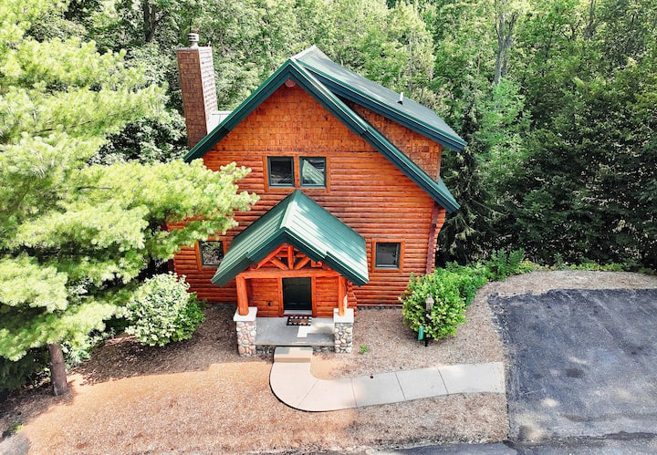 Ski-in/out Forest Cabin .Hot Tub .Scenic & Modern - Boyne City, MI