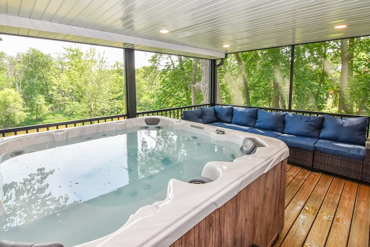 *New* Riverfront Escape + Hot Tub + Pool Table - アメリカ