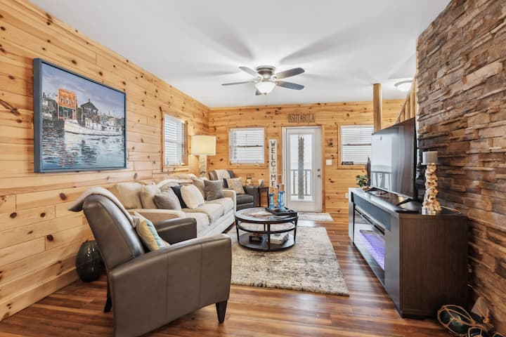 Timber Tides-lake Front/hottub/6 Min To Gotl Strip - Geneva-on-the-Lake, OH