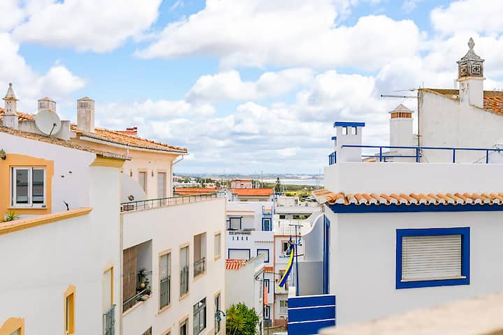 Central & Near Beach | Ac, Wi-fi, Kitchen, Smarttv - Lagos