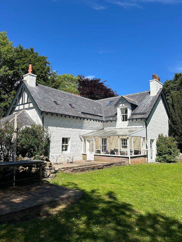 The White House - Corgarff, Scotland - Balmoral Castle