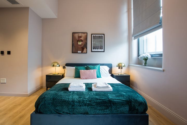 Chic Manchester Chinatown Stay | Shops & Nightlife - Manchester