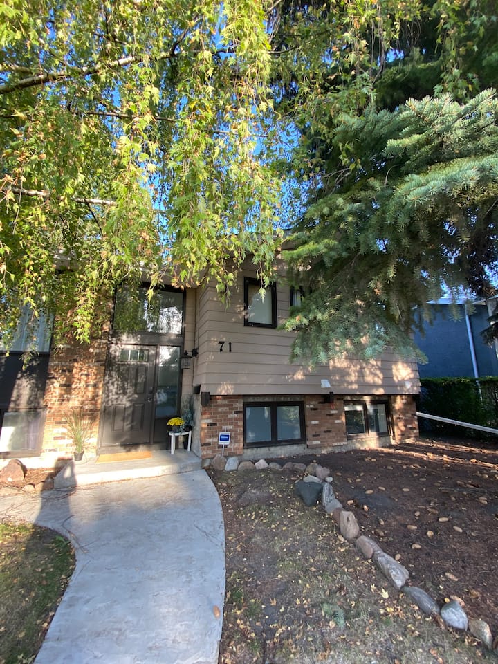 Sunny Large Home - 4 Bed 3 Bath - Red Deer