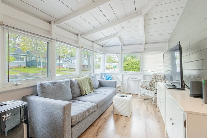 1min->beach:main St:cabin:backyard:outdoor Shower - Grand Bend