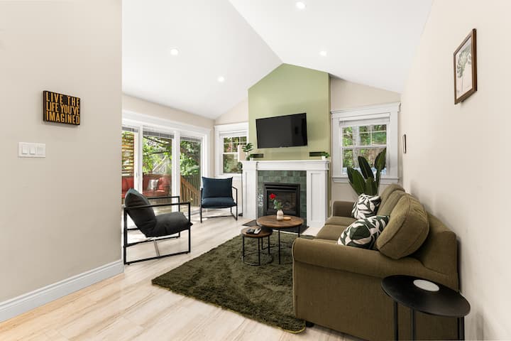 5-bed Hot Tub For Groups | Stunning, Near Downtown - Moncton