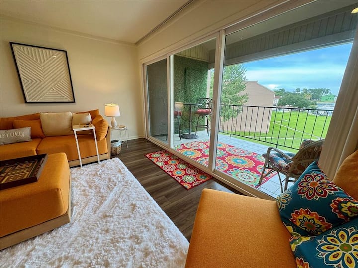 Lakefront 2br Condo With Private Balcony - Conroe, TX