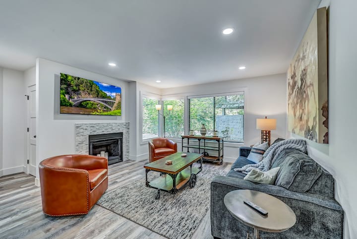 New, Cozy, Downtown Listing! - Bellevue, WA