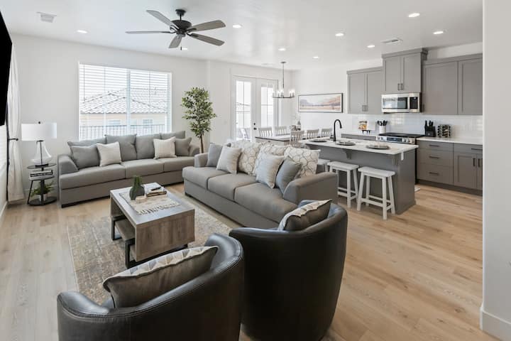 Heated Pool Available Close To Parks *Book & Save! - Washington, UT