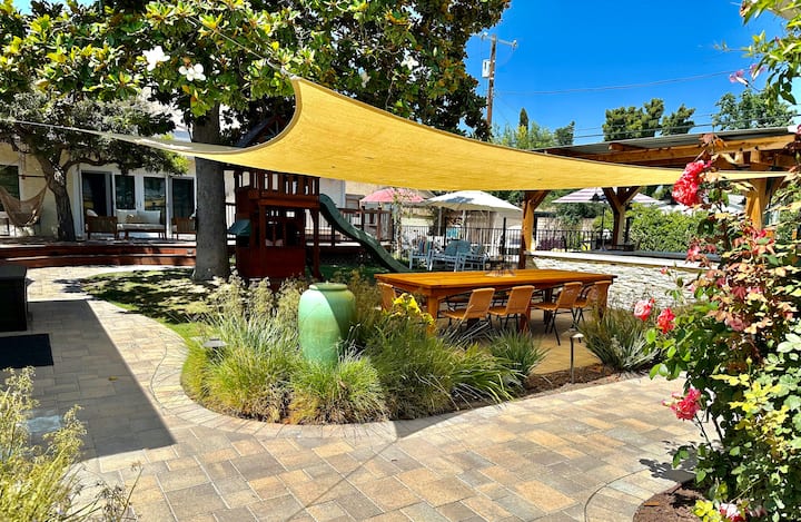 Poolside Paradise Near L.a. Fun! - Burbank, CA
