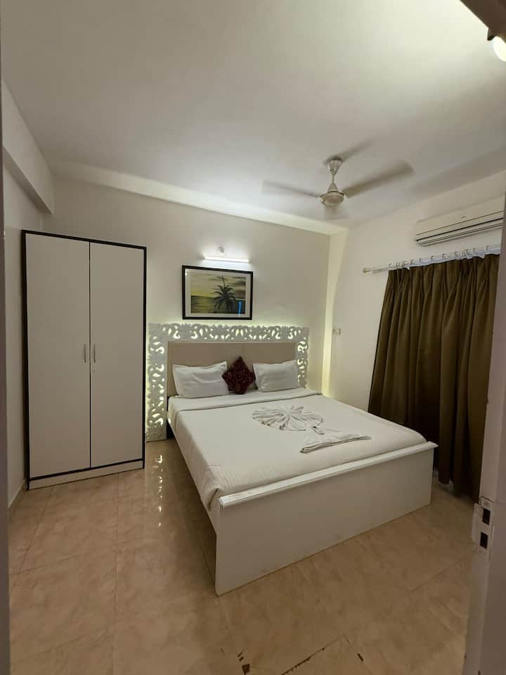 Roomzaway 4 Flats | Pool | Wifi | Kitchen - Goa