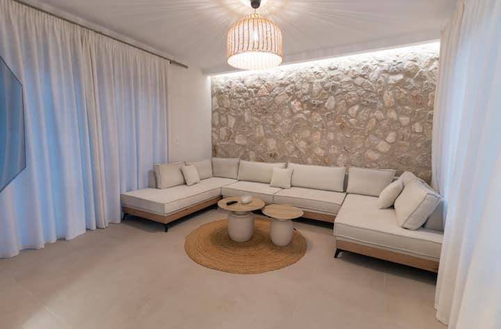 Kosnian Villa With Jeep Renegade Suv Hybrid - Kos