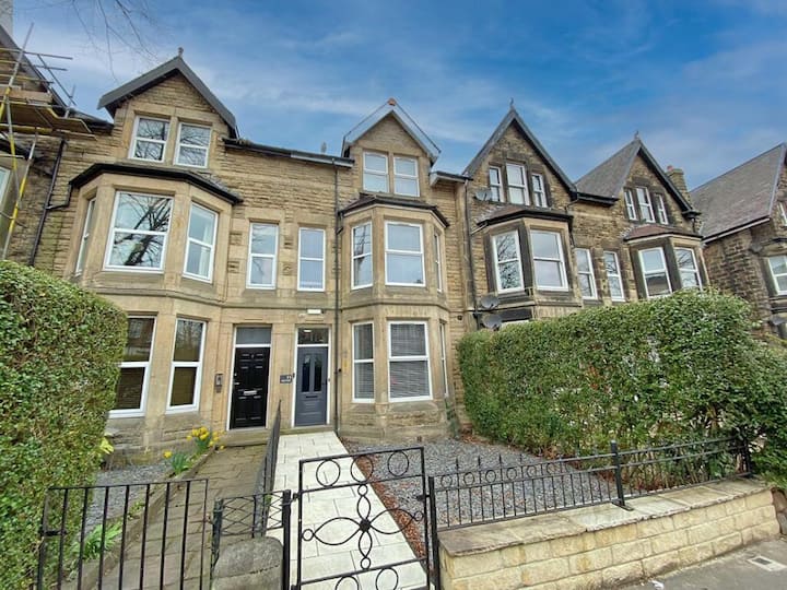 Dragon Parade | 9 Bed - Sleeps 18 W/ Free Parking - Harrogate