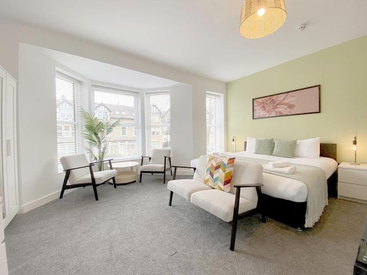 Dragon Parade | 10 Bed - Sleeps 20 W/ Free Parking - Harrogate