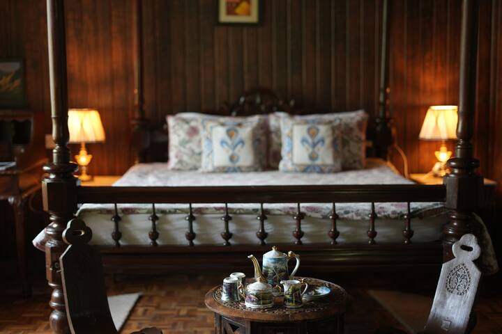 Royal Swiss Chalet: Raw Nature - Chail