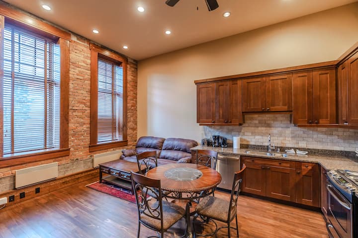 Downtown Condo With Ac & Hot Tub - Fernie