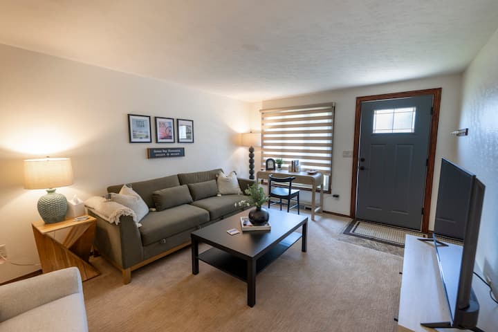 Quaint Cottage Near Lambeau Field - Green Bay, WI