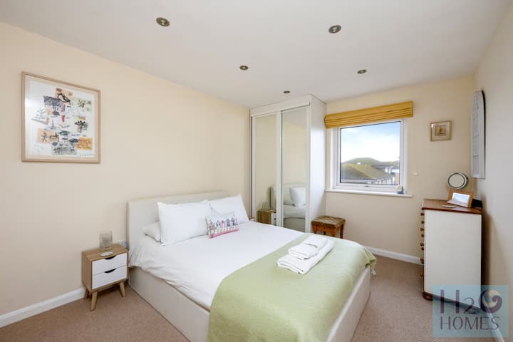 Fabulous Two Bed Apt, Private Balcony & Parking - Brighton Marina