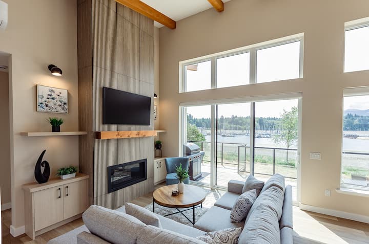 Escape To Whispering Waves & Oceanfront Breezes - Hornby Island