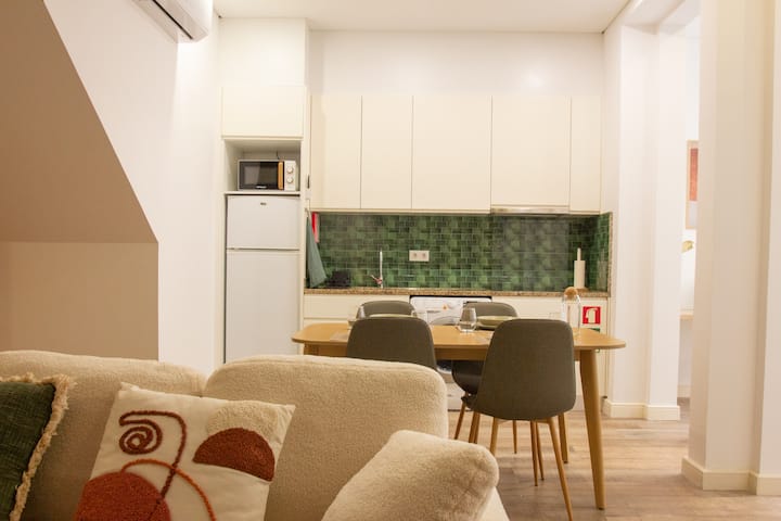 Central 2br Apartment W/private Patio & Bbq - Porto