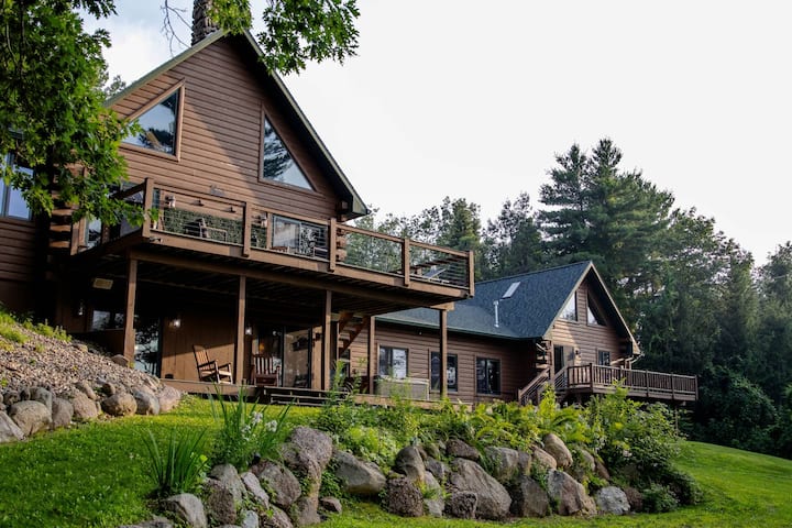 Little Wolf Lodge, Spacious & Private, Sleeps 16 - Fremont, WI