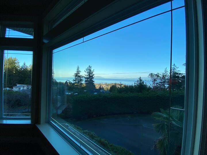 Classic 4-bedroom W/ocean View - Nanaimo