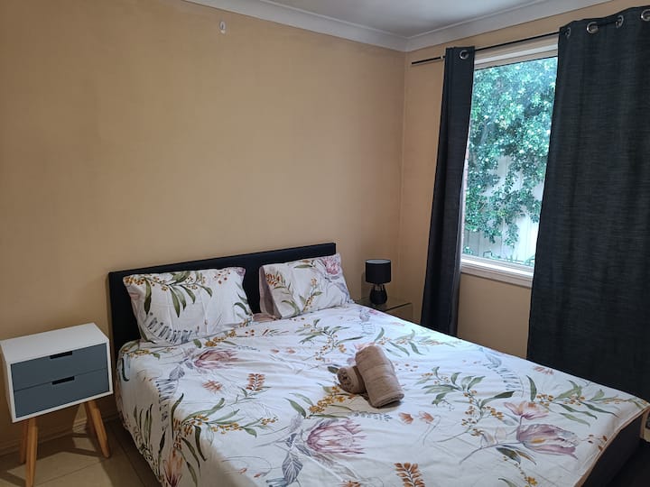 Budget Room In Greystanes- Old House - Sydney