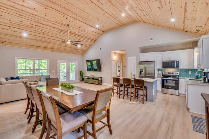 Luxury Lake Retreat W/ Dock • Kayaks • Fire Pit + - Lavonia, GA