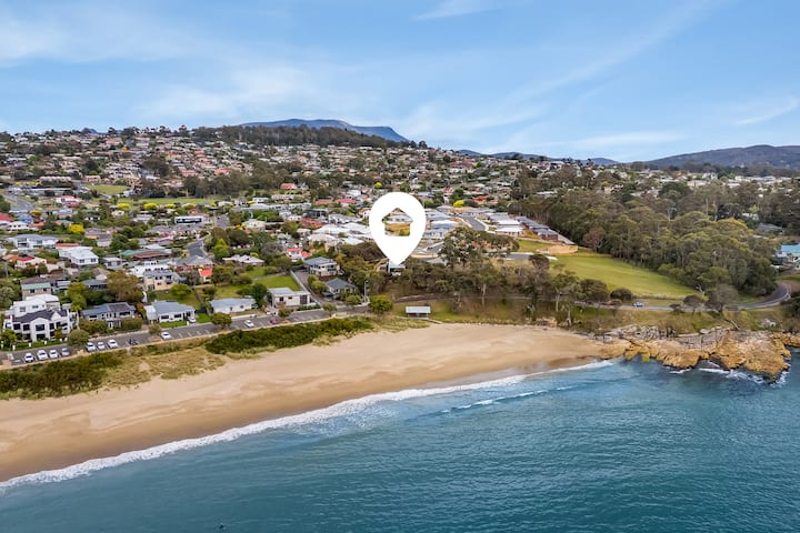 Beachfront W/ Breathtaking Views - Hobart