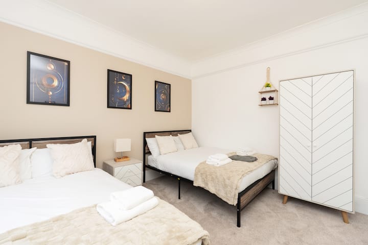 Open Mind Property-hottub, 14guests & Free Parking - United Kingdom