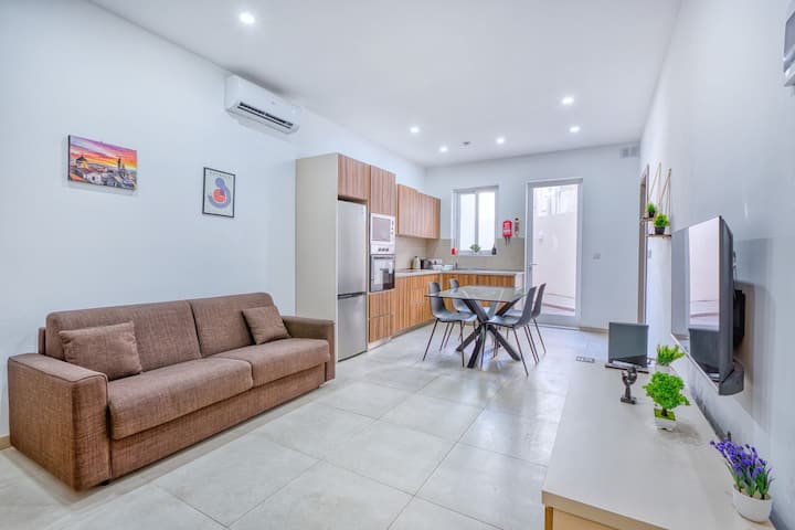 Ta’ Xbiex Marina Gem | Modern 1br | Sleeps 5 - Malta